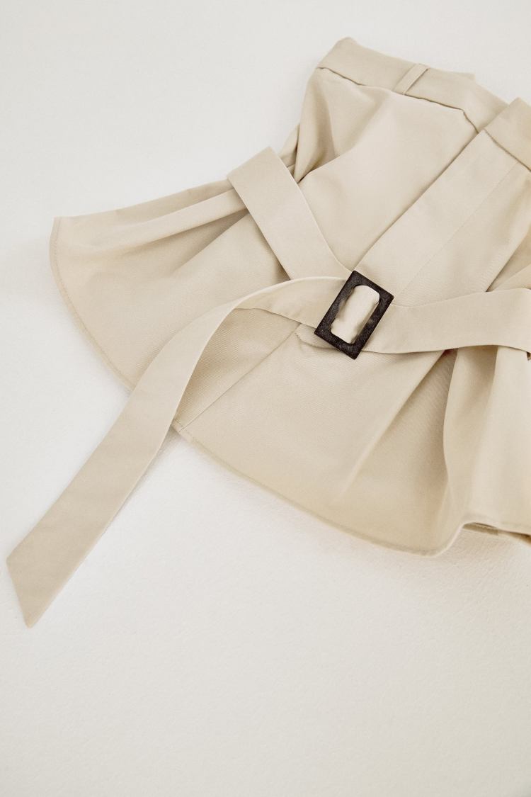 Zara rompe moldes con este top gabardina con cinturón